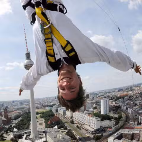 Base Flying Berlin: Adrenalinkick am Park Inn erleben